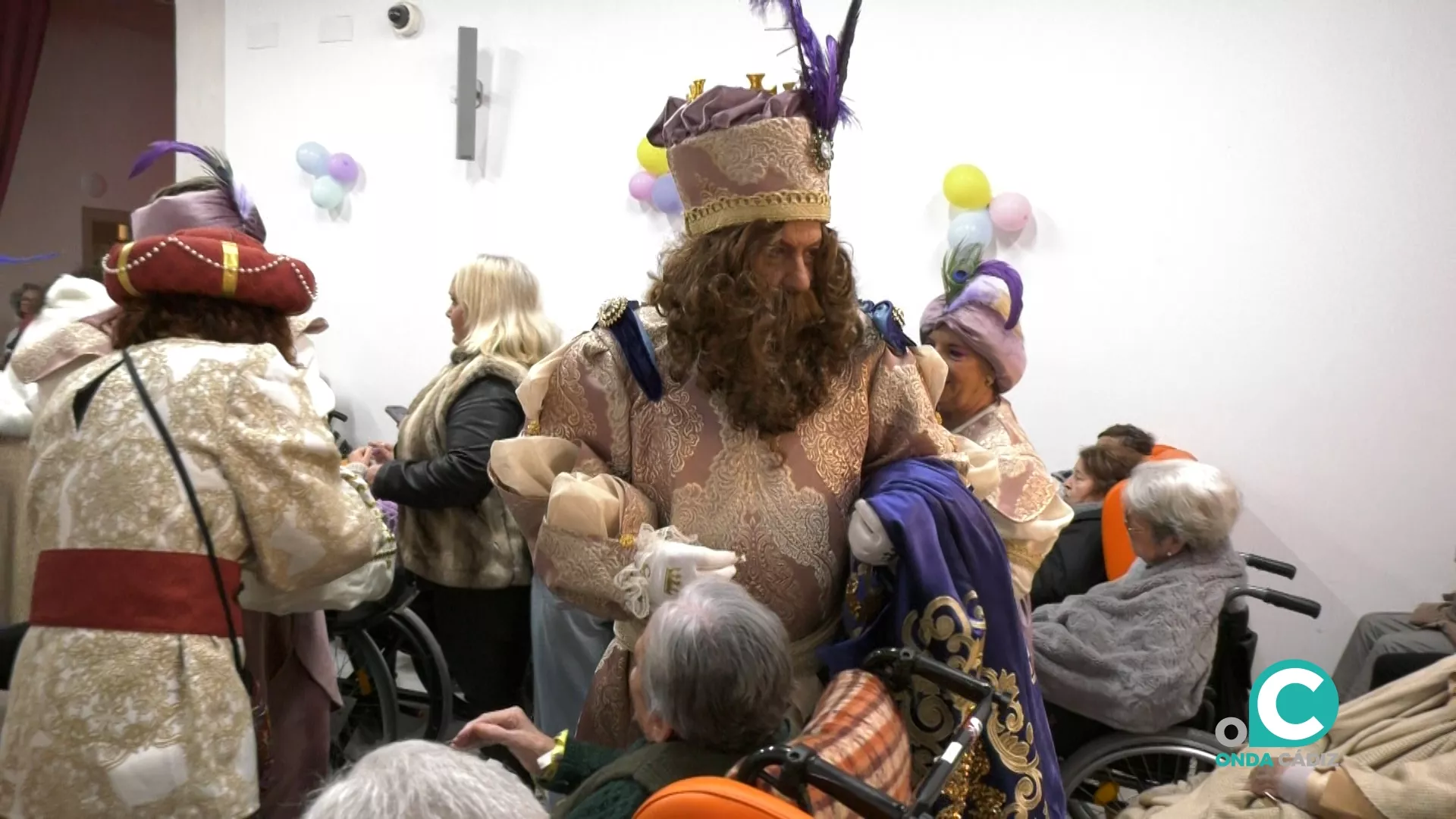 Los mayores de Fragela reciben la visita de Sus Majestades de Oriente | Onda Cádiz RTV